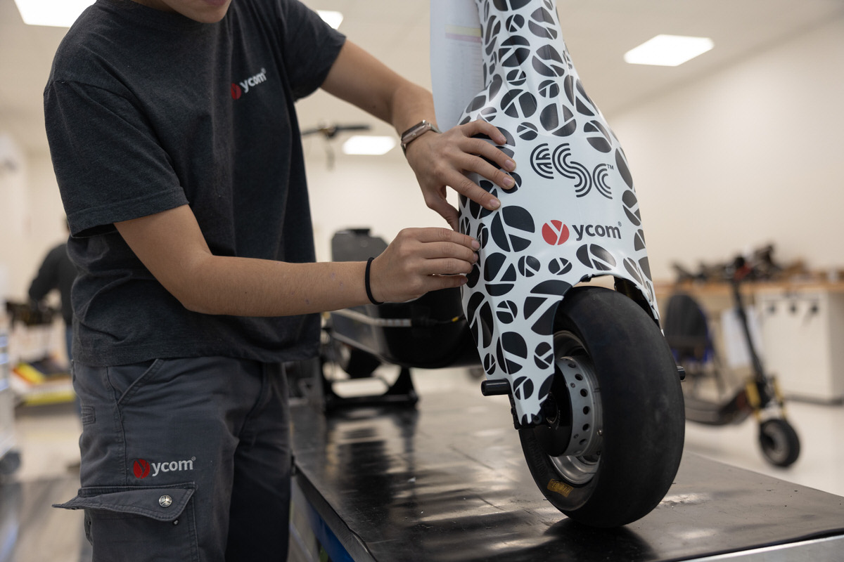 eSkootr S1-X versus regular mobility scooter - YCOM | Advanced Technology