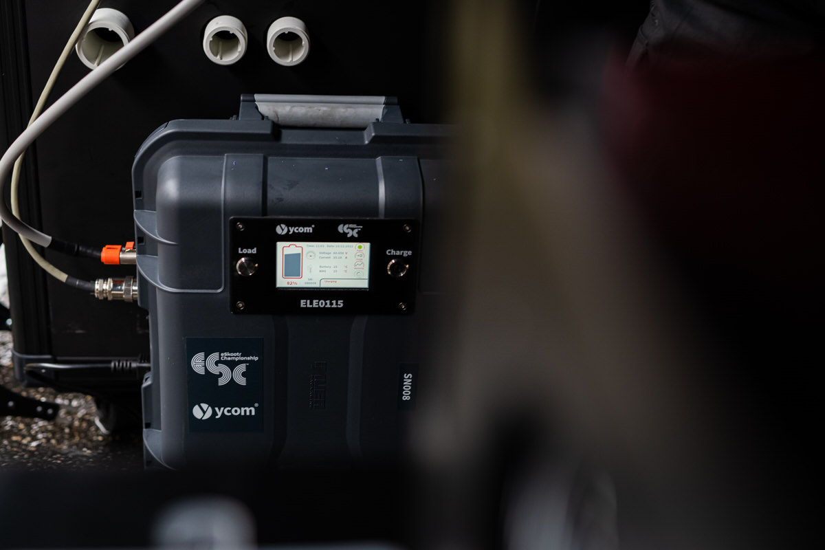 eSkootr S1-X versus regular mobility scooter - YCOM | Advanced Technology