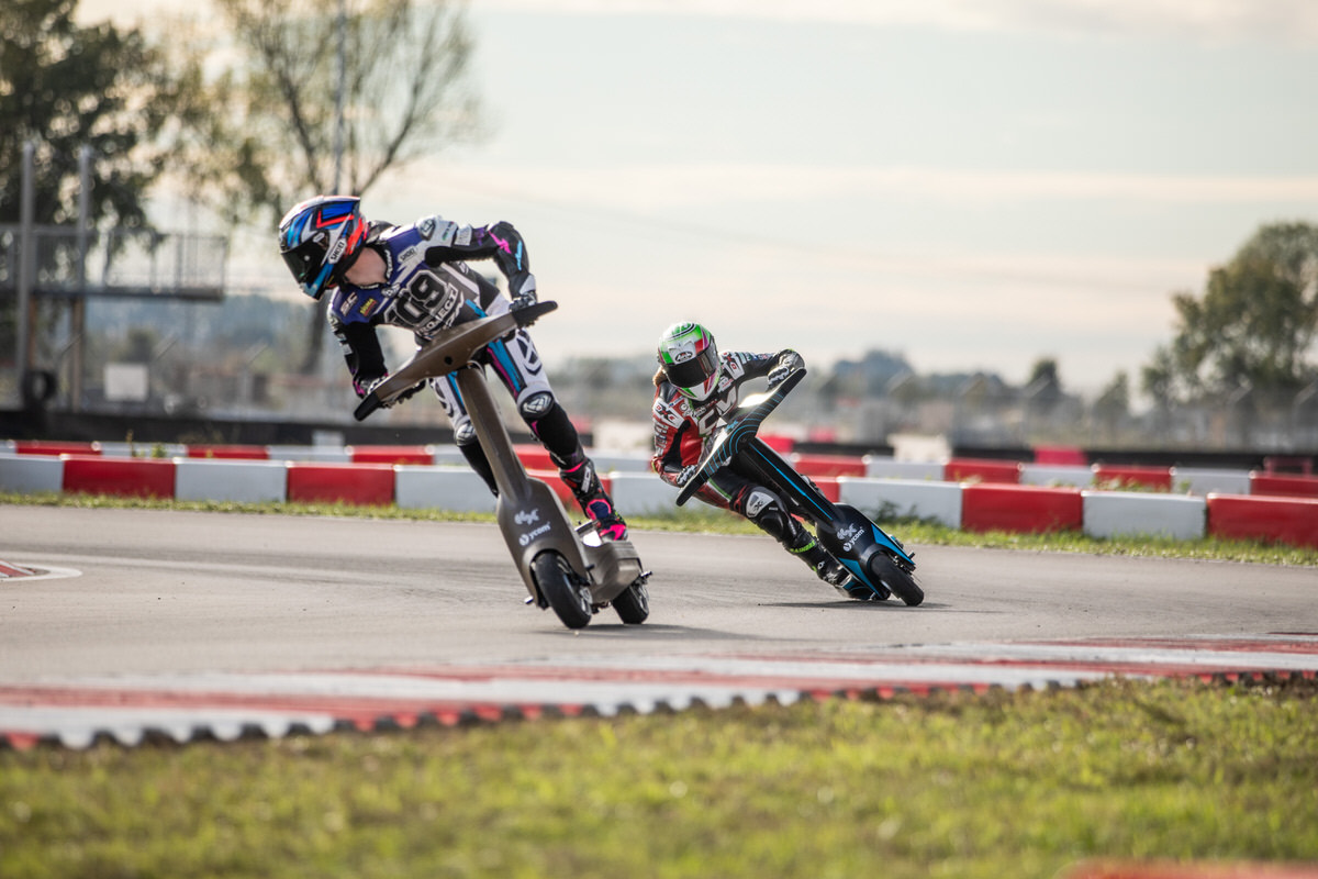 eSkootr S1-X versus regular mobility scooter - YCOM | Advanced Technology