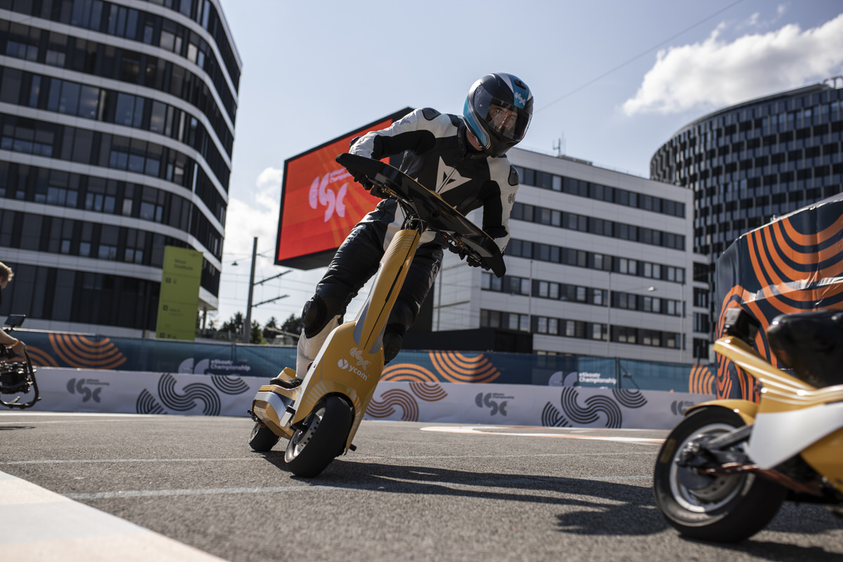 eSkootr S1-X versus regular mobility scooter - YCOM | Advanced Technology