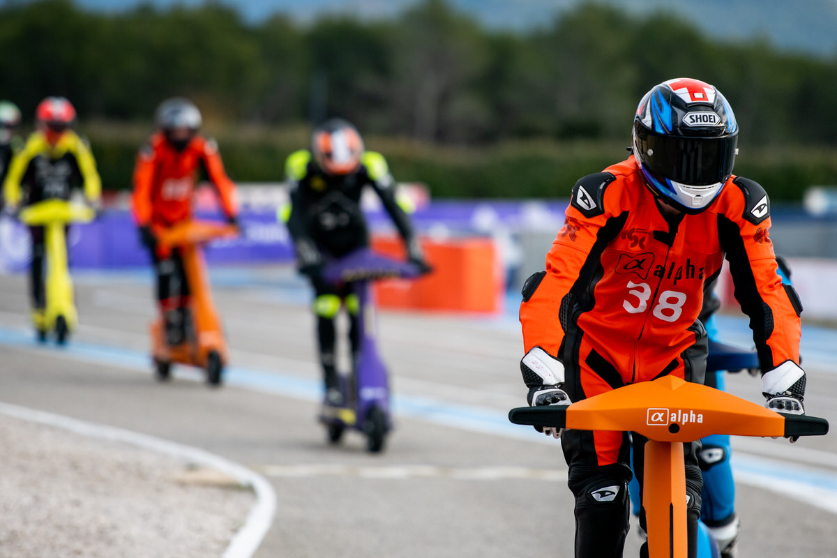 eSkootr S1-X versus regular mobility scooter - YCOM | Advanced Technology