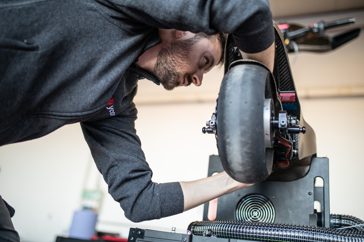 eSkootr S1-X versus regular mobility scooter - YCOM | Advanced Technology